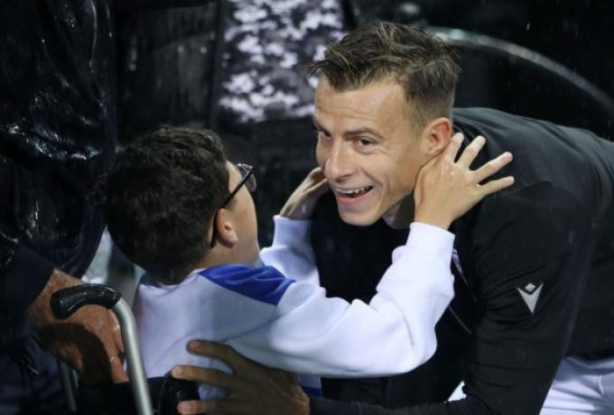 Κάτι παραπάνω από ποδόσφαιρο: Εκπληκτικές στιγμές στην Τούμπα με πρωταγωνιστή τον Γιαννάκη (vid ...